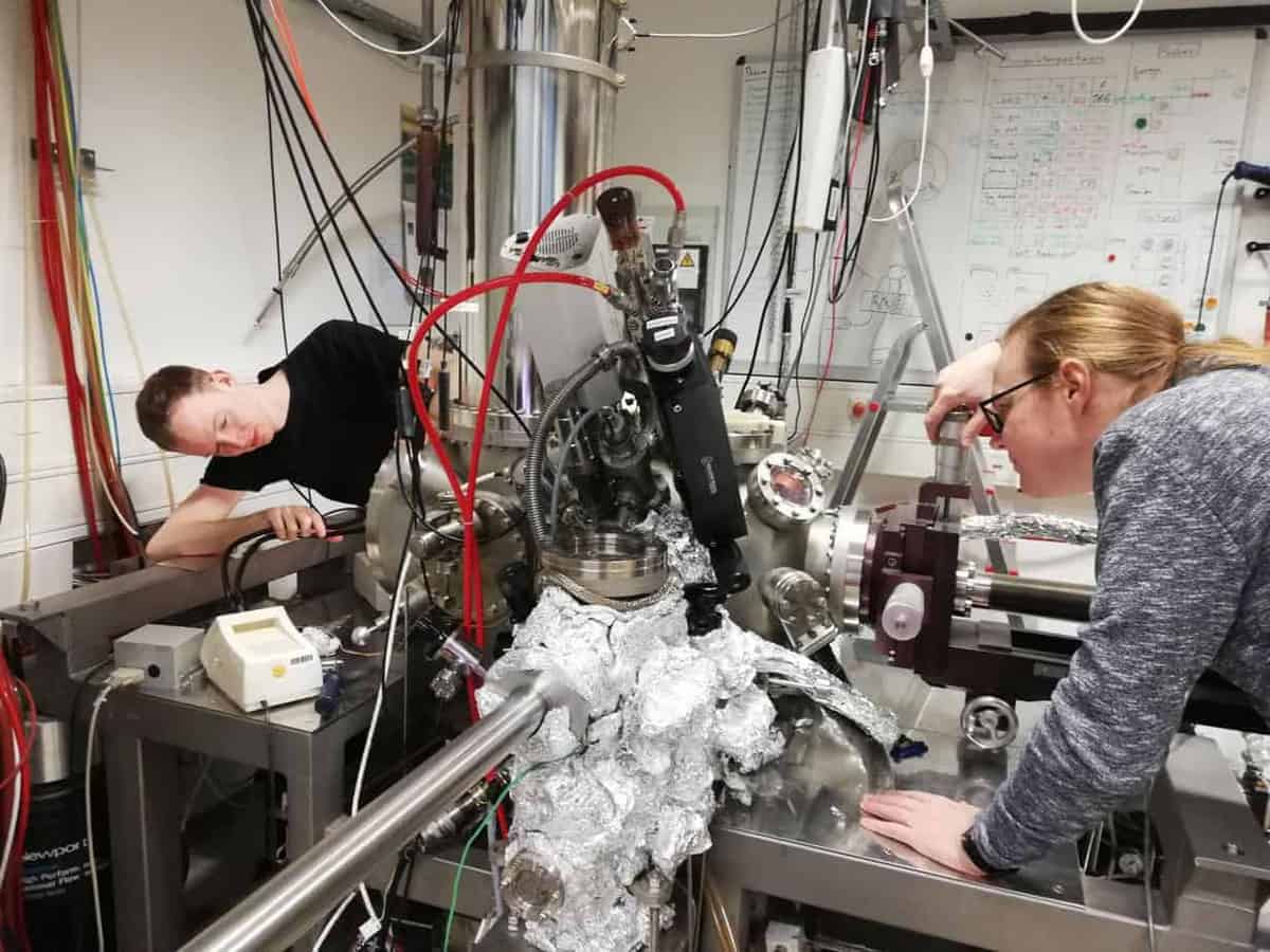 Behavior of 'trapped' electrons in a one-dimensional world observed in ...