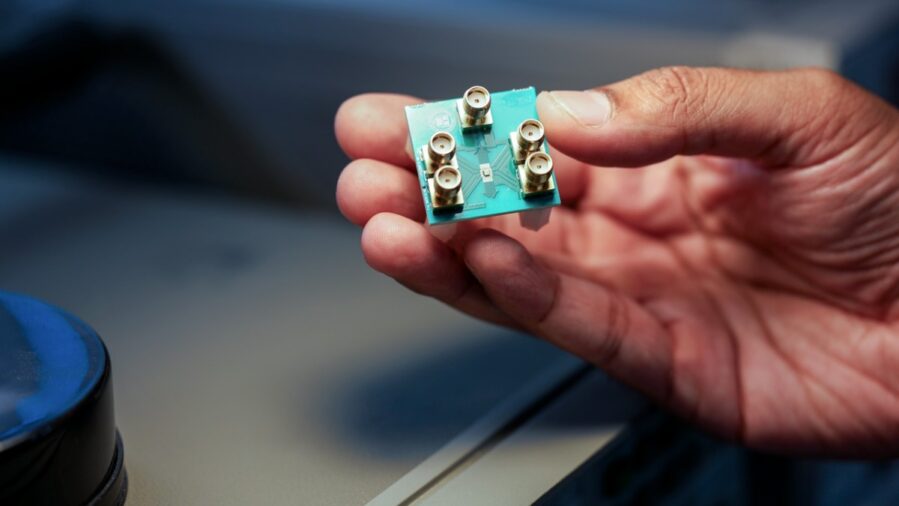 Scientists Build First "Microwave Brain" on a Chip for Ultrafast AI and ...